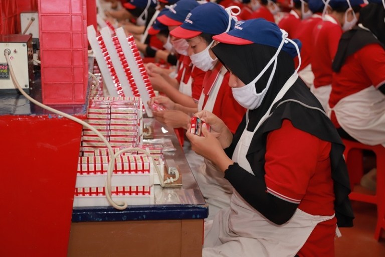 Tips Menjaga Kesehatan Bagi Para Buruh Rokok | Cermati Protect